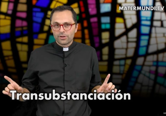 En misa, asistamos de rodillas al milagro de la transubstanciación (3/5 ...